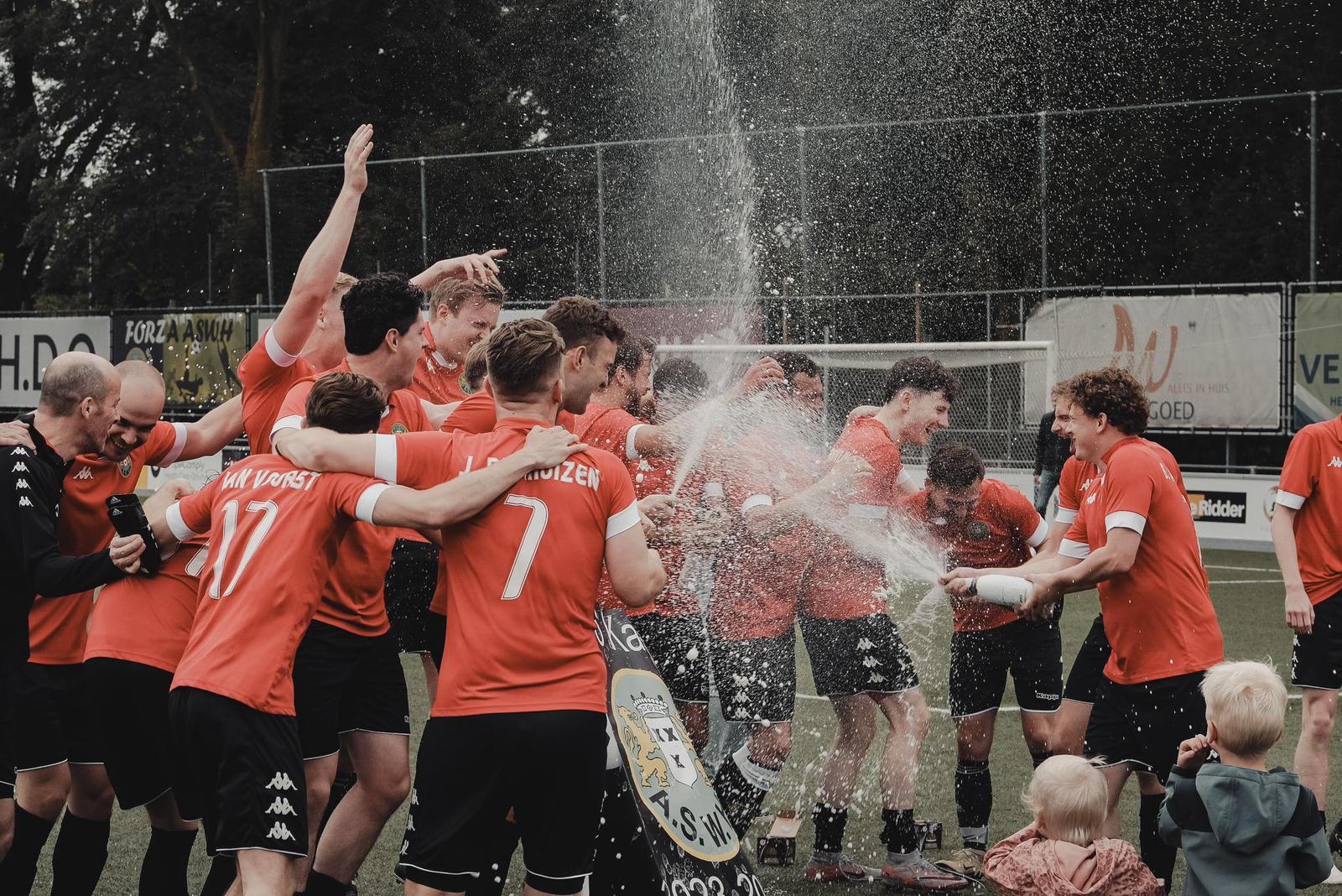 Het 6e elftal viert kampioenschap | ASWH