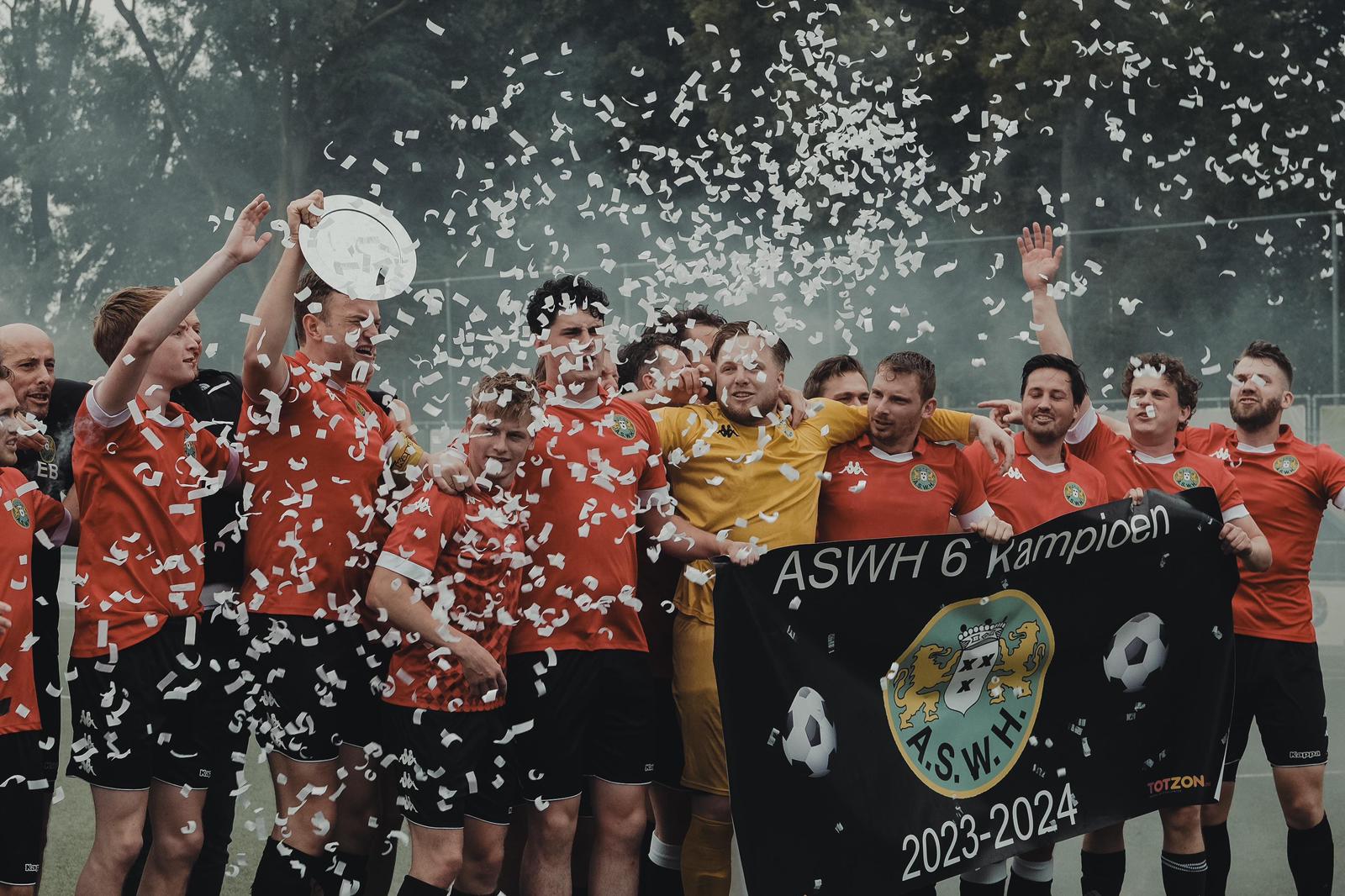 Het 6e elftal viert kampioenschap | ASWH